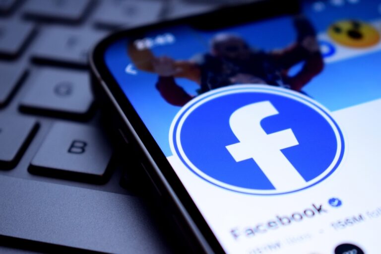 Facebook Cheating Signs: 10 Suspicious Behaviors to Watch For
